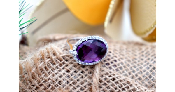Anel em ouro com lascas de diamante e ametista oval lapidada