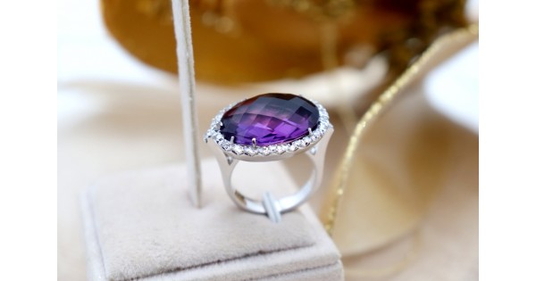 Anel em ouro com lascas de diamante e ametista oval lapidada