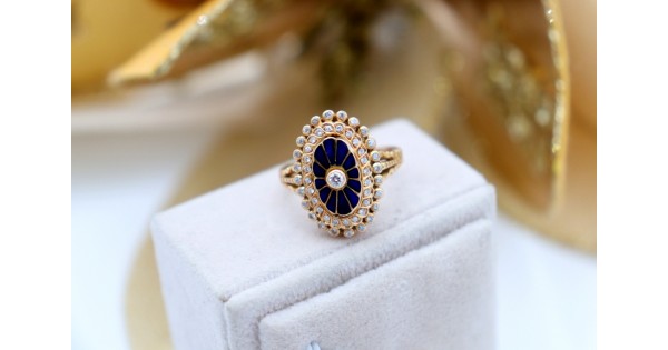 Anel em ouro com relevos lascas de diamante e pedras ao centro em forma ...