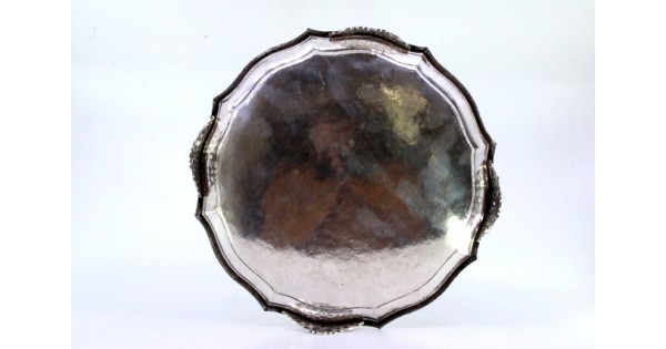 Bandeja em prata com gravados vegetalistas em forma octogonal e assente sobre três pés