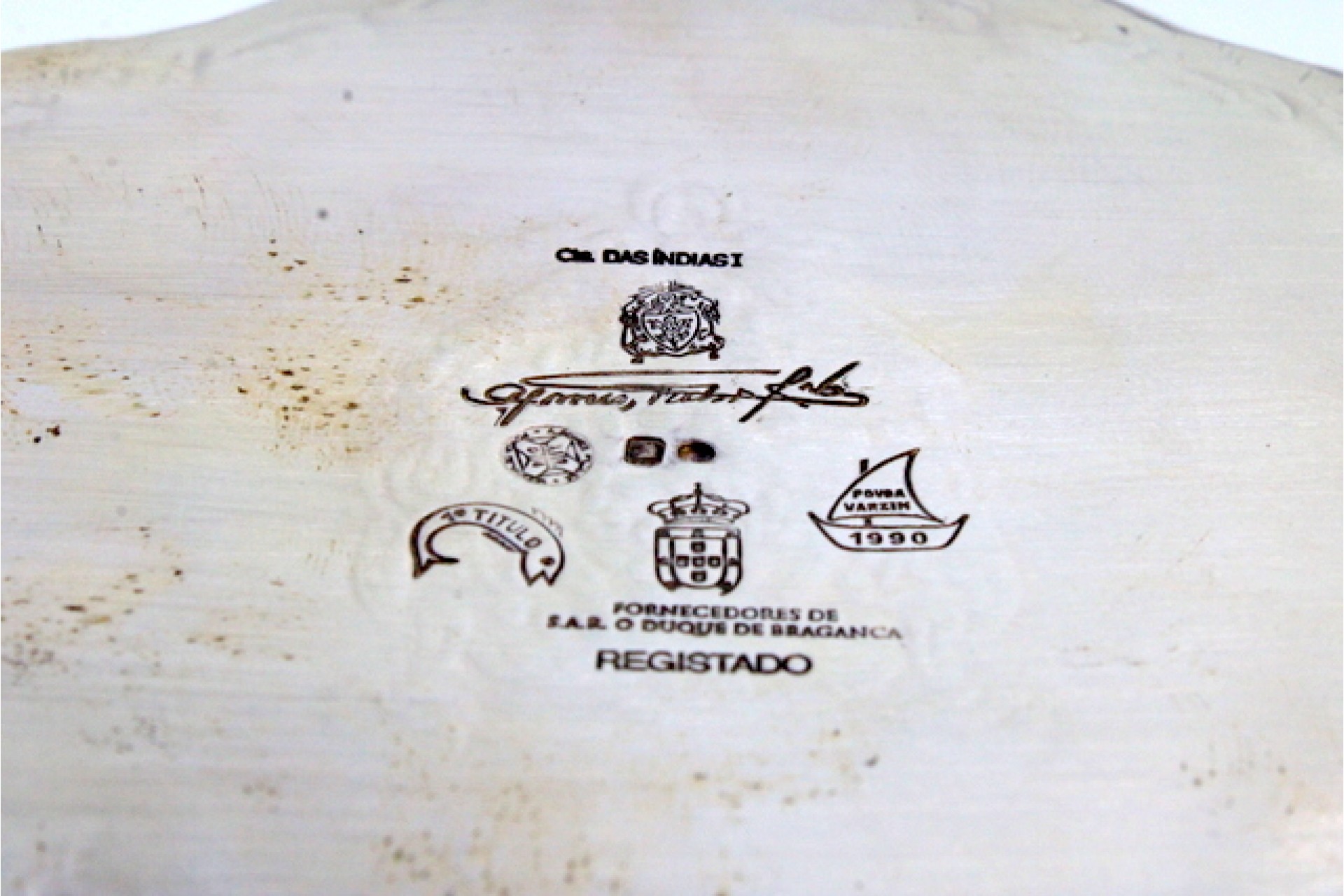 Bandeja em prata com relevos e brasão ao centro