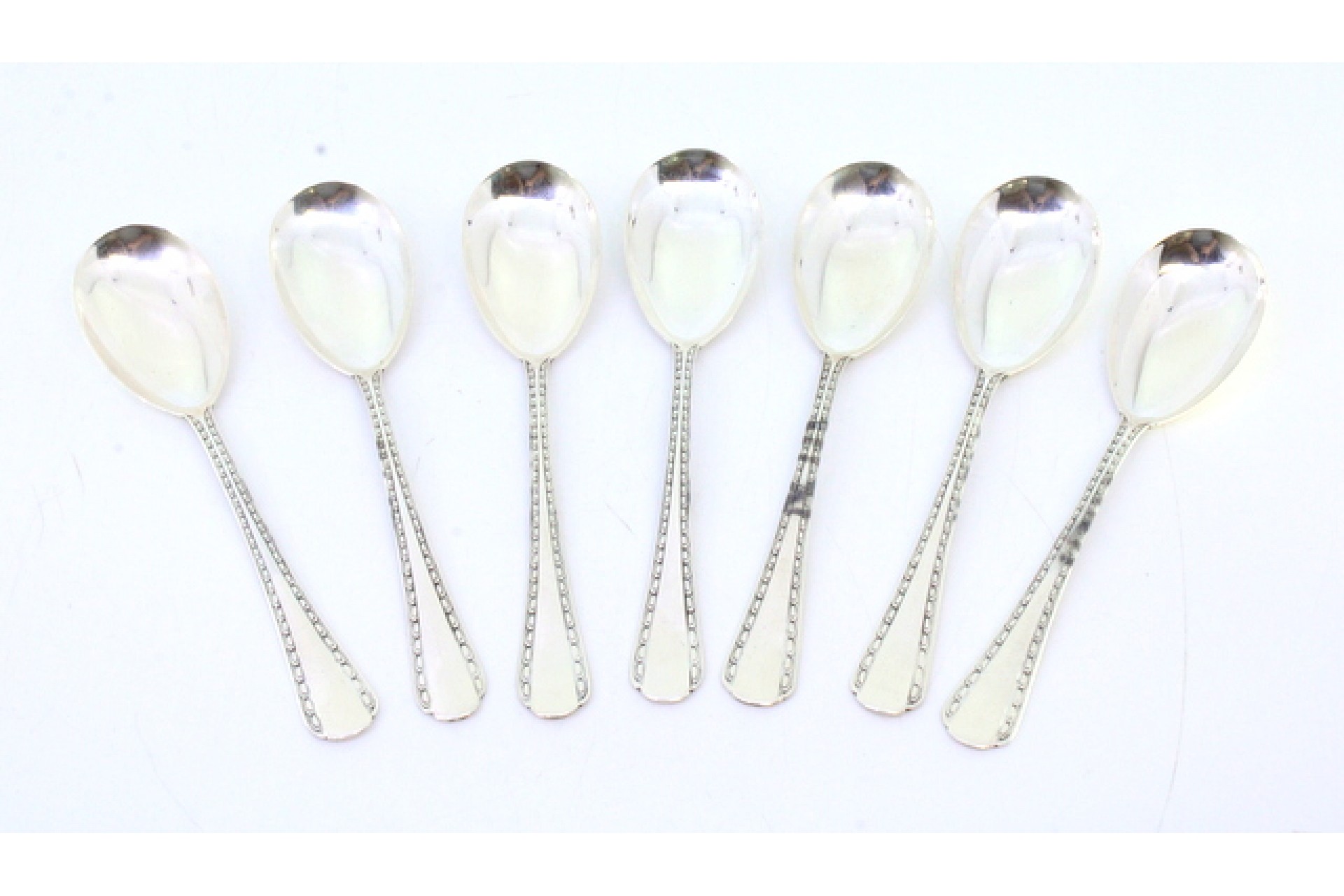 Conjunto de sete colheres em prata com relevos na lateral